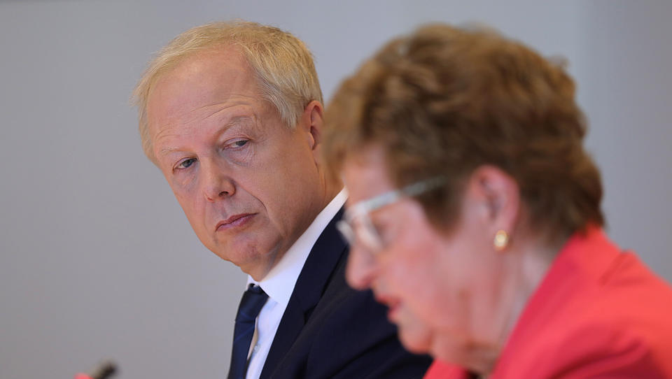 DWN Express - Mit Rundfunkbeiträgen: 2.000 Familien finanzieren Gehalt ... DWN Express - Mit Rundfunkbeiträgen: 2.000 Familien finanzieren Gehalt ...