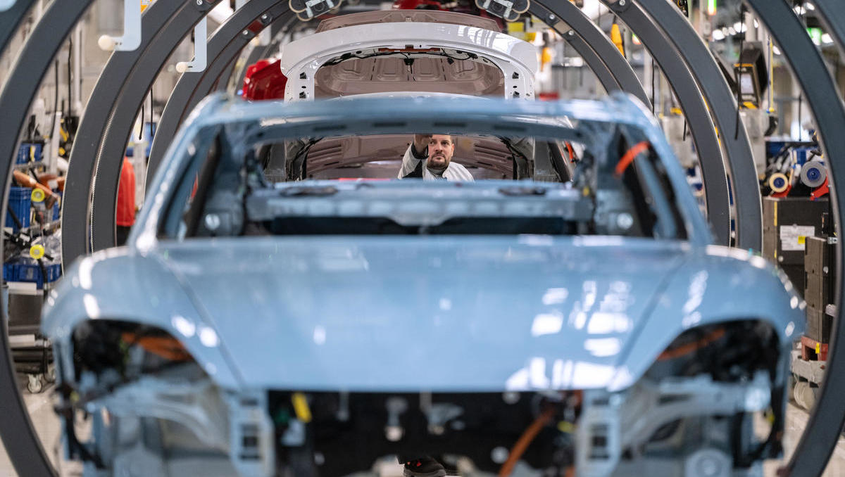 Autoindustrie: Verlagerung ins Ausland oder Insolvenz